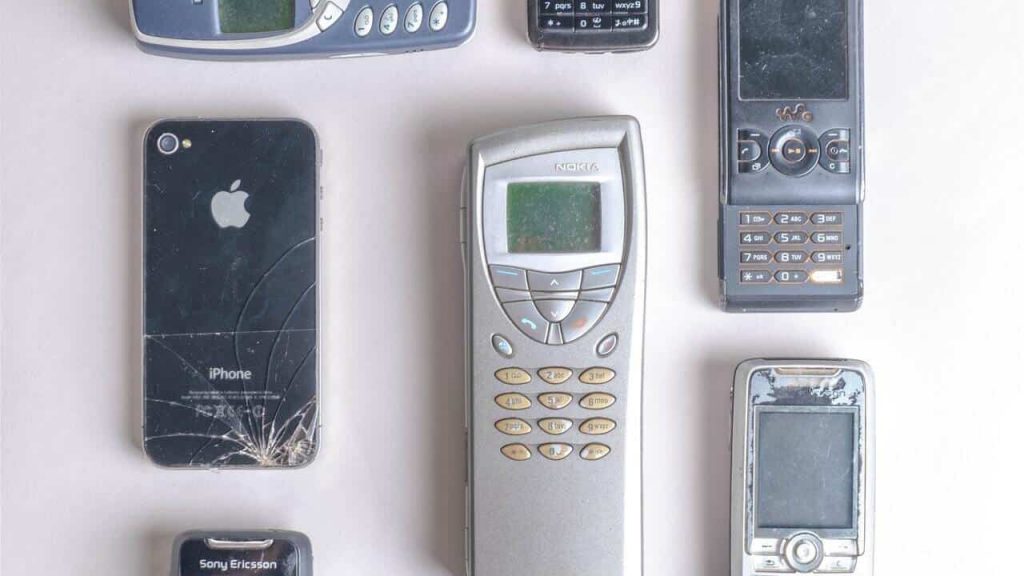 Vecchi telefoni che avete in casa e che oggi valgono una fortuna ...